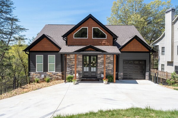 Helen Treetop Lodge:  Rustic Luxury/breathtaking Views/ultimate Amenities - Helen, GA