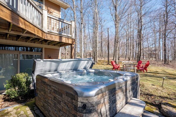 New! Chic Mountain Lodge W/ Hot Tub & Fireplace - 오클랜드