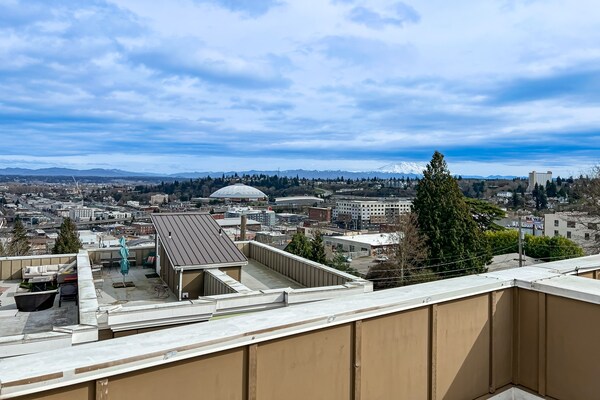 Spacious & Luxe Condo: Best Mt. Rainier Views, Walkable & Unrivaled Comfort - Ruston, WA