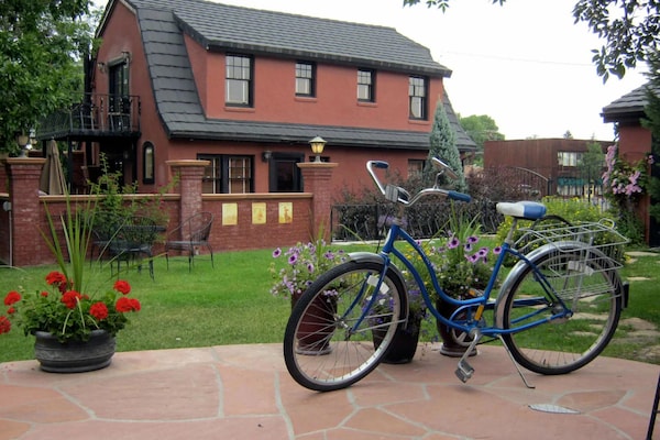 Historic Stay W/ Cozy Lounge, Beautiful Courtyard - Close To Trailhead - Cody, WY