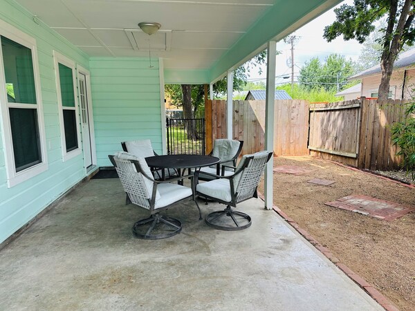 Located In The Heart Of San Marcos, Just Blocks Away From The San Marcos River. - San Marcos, TX