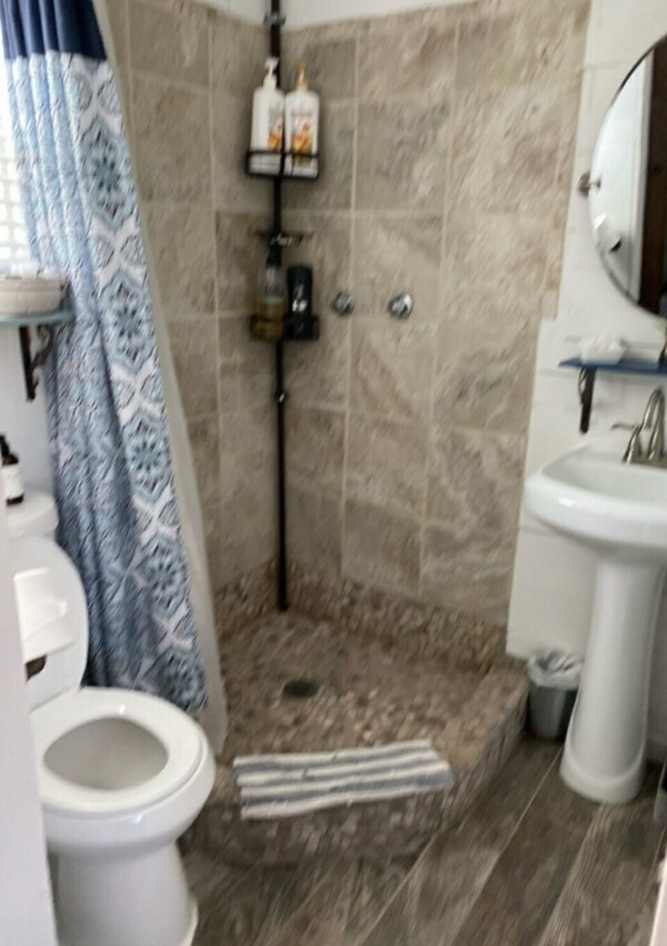 Charming & Peaceful  Bungalow In Quaint Red Bluff - Red Bluff, CA