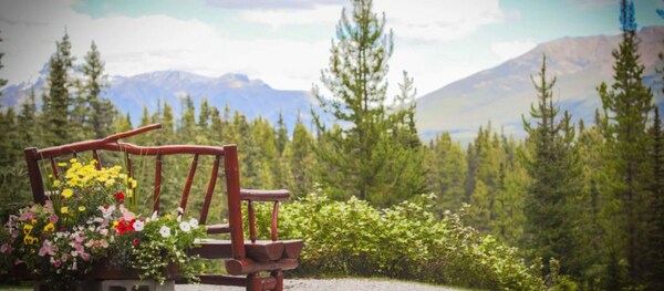 Rustic Lake Louise Cabin | Fireplace & Balcony - Lake Louise