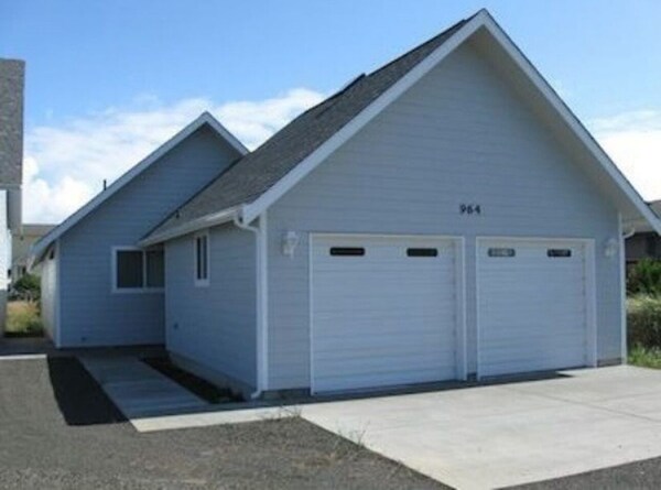 3br 1.5ba - Private Hot Tub & Game Room!! 2 Pets Stay Free! - Ocean Shores, WA