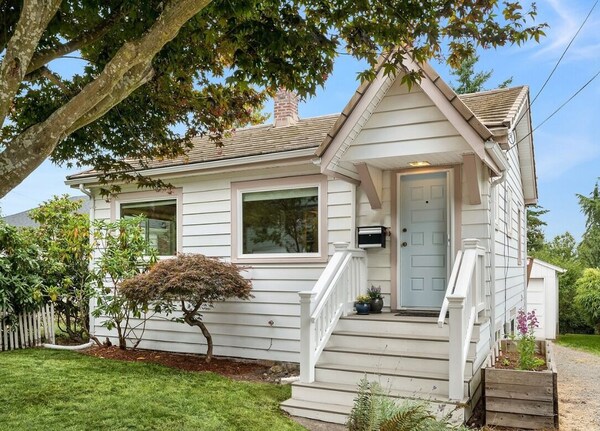 Charming Basement Suite With Private Entrance - Seattle, WA