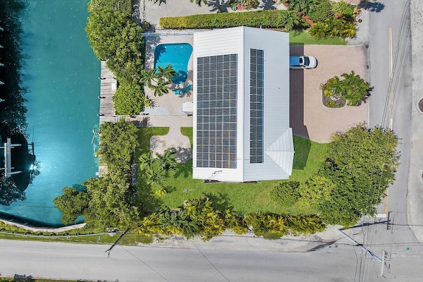3/2 With Canal Front Home Pool And Dock - Open Concept - Marathon, FL