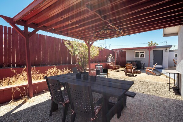 Desert Oasis In The Heart Of Joshua Tree! Game Room, Yards & Mountain Views! - Joshua Tree, CA