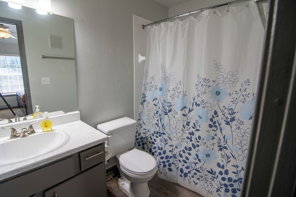 Tranquil Modern 3br Townhome W/ Pools, Gym, & Private Baths - Jersey Village - Houston, TX