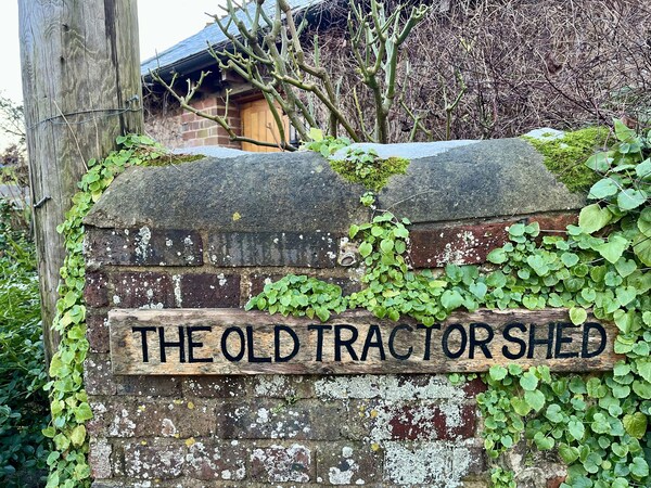 The Old Tractor Shed By Inspirestays.com - A Cottage That Sleeps 4 Guests In 2 Bedrooms - South Downs