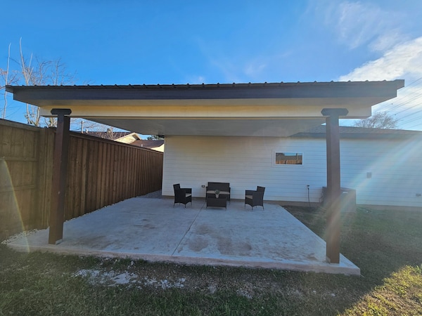 Tropical Bungalow Bishoparts-4bdrm - Dallas, TX