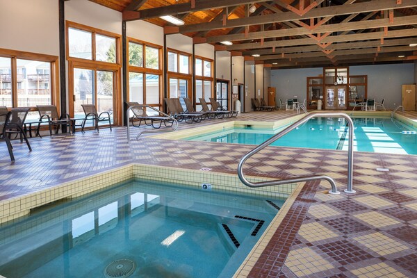 A Modern Mountain Getaway - Loon Mtn - Pools - Hot Tubs - Restaurants & Shopping - Franconia, NH