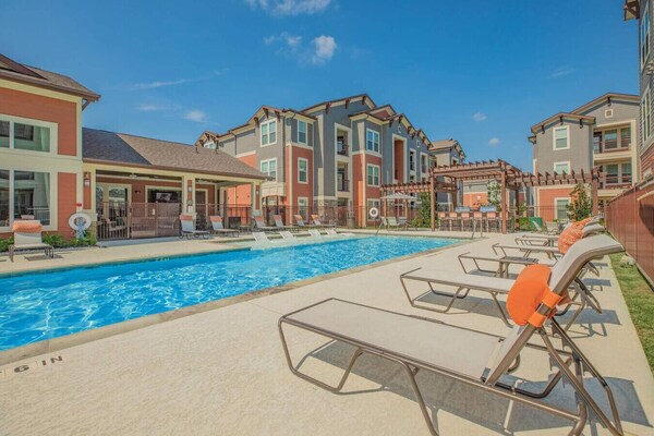 Spring Modern 2 King Bed Long Term Condo - Houston George Bush Airport (IAH)