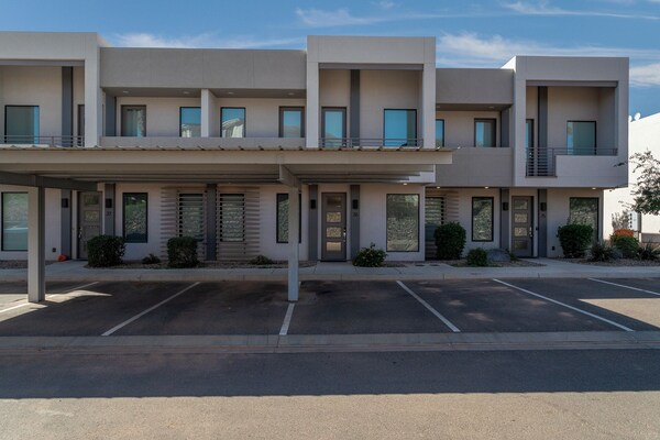 Relax In A 4br, 3.5ba St. George Townhouse Near Zion! Pool, Hot Tubs, Balconies | Pet-friendly! - セントジョージ, UT
