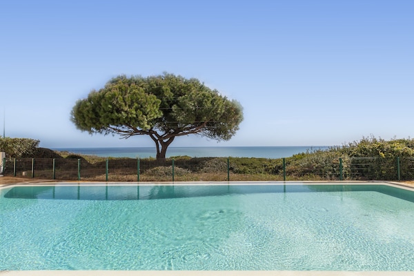 Exquisite Townhouse With Sea View, Rooftop And Pool - Algarve