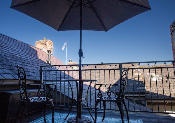 Period Town House Apartment On Cardigan High Street - Independent Shops, Cafés, Bars & Restaurants - Cardigan