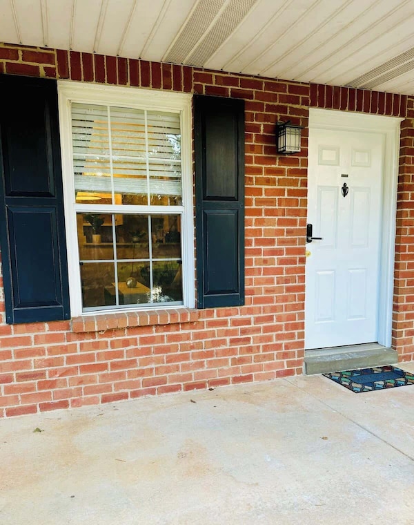 Lakefront Condo - King Bed, Full Kitchen - Auburn, AL