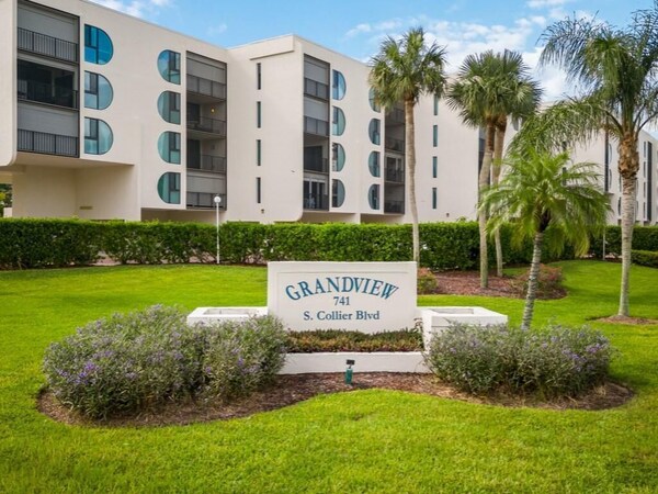 Experience The Best Of Marco Island! 2 Bed 2 Bath - Covered Parking!  5 Stars! - 마르코 아일랜드