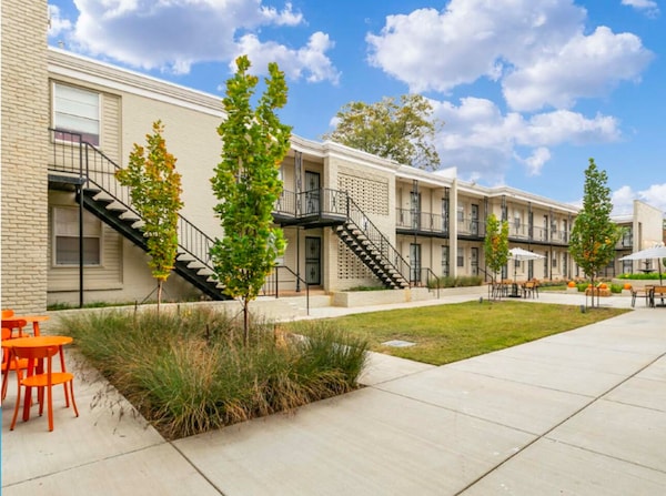 Charming 2-bedroom 1 Bath Apartment , Wifi In Delightful Downtown Memphis - Memphis, TN