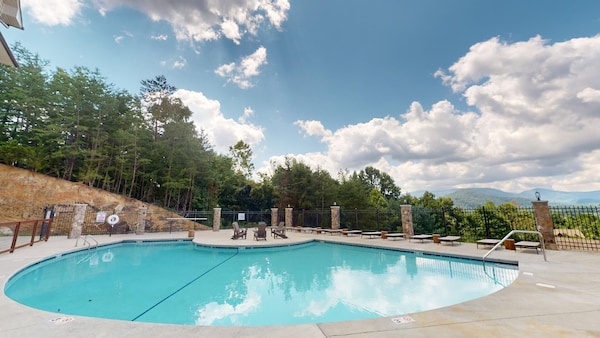 2 King Bed Condo Close To Trailhead- Unit 322, 2 King Bed Condo Close To Trailhead- Unit 322 - Pigeon Forge, TN