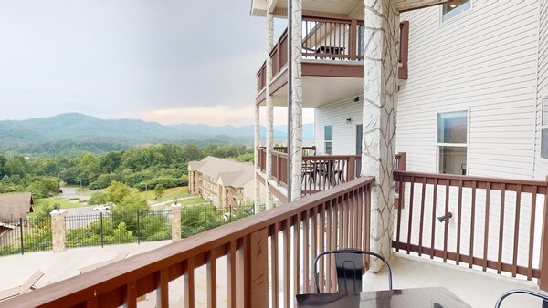 New 2 Bedroom Mountain Retreat!- Unit 5, New 2 Bedroom Modern Mountain Escape - Club House Unit 5 - 개틀린버그