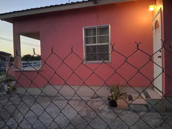 Quiet Cozy Family Friendly Home Close To Stadium And Airport. Pet-friendly! - Antigua and Barbuda