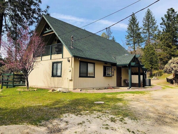 3-bedroom Cabin With Ac, Wifi In Charming Oakhurst. Near Yosemite And Bass Lake. - Bass Lake, CA