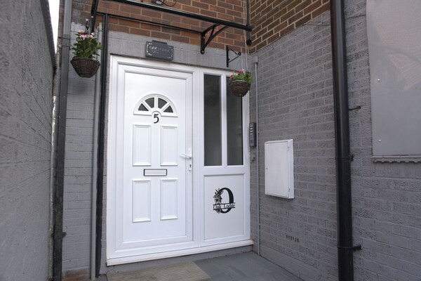 Charming Oxford Apartment In Telford - Flat 2 - Telford