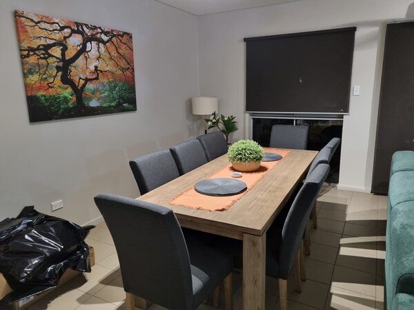 3 Bedroom Executive Apartment On Ross River Ideal For Business Or Family Holiday - Vincent