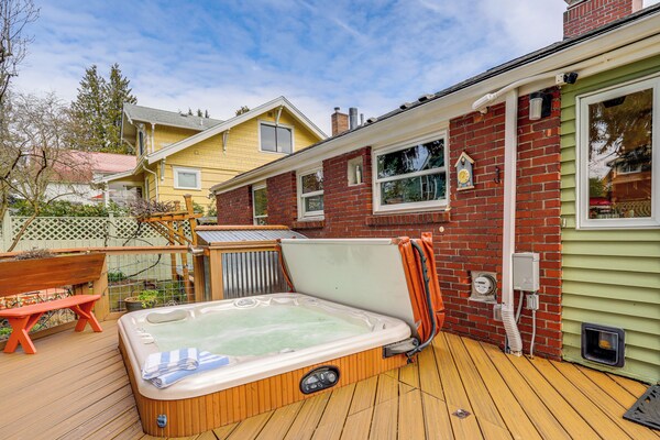 6 Mi To Downtown: Walkable Seattle Home W/ Hot Tub - Seattle, WA