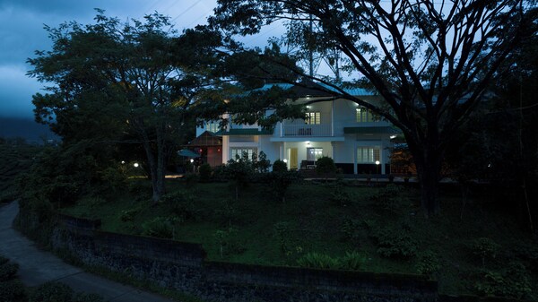 Spacious 7-bedroom Bungalow In Lovely Munnar With Wifi - Munnar