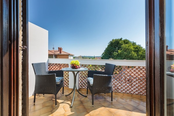 Apartment In Valbandon Near Beach & Fažana - Pula