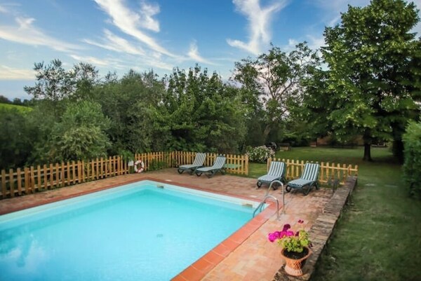 Idyllic Siena Retreat Vineyard View - Siena