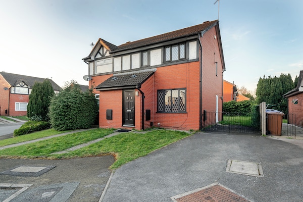 Cosy 2-bedroom House With Parking - Manchester