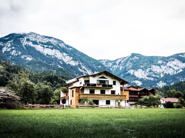 Apartment Blumen & Wiese - 2 Bedrooms, 2 Bathrooms - Gästehaus Erika By Mynests - Obertraun
