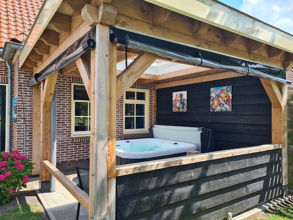 Have A Unique Experience In The Boerderijkamer With Private Outdoor Hot Tub , Breathtaking Views And Comfortable Amenities. Enjoy A Carefree Stay With Fresh Rolls And Delicious Coffee Every Day And Explore The Surrounding Area, The Beach, Callantsoog - Callantsoog