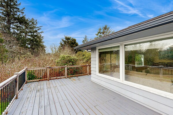 Charming Riverfront Home With Deck, Wifi, Streaming, W/d - 7 Blocks To The Beach - Seaside, OR
