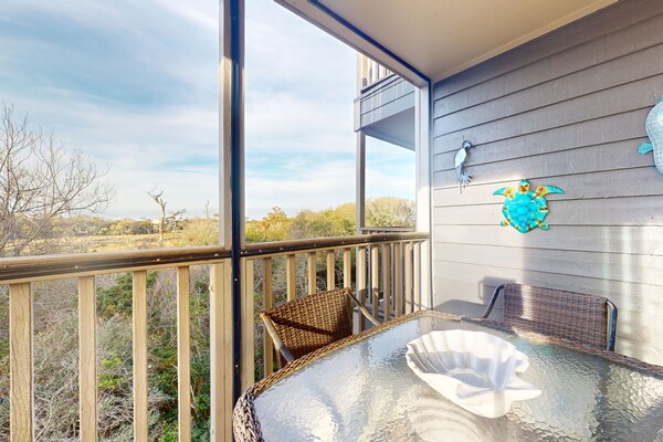 Comfortable Condo With Wifi, Washer/dryer, Porch & Shared Pool/tennis/day Dock - Morehead City, NC