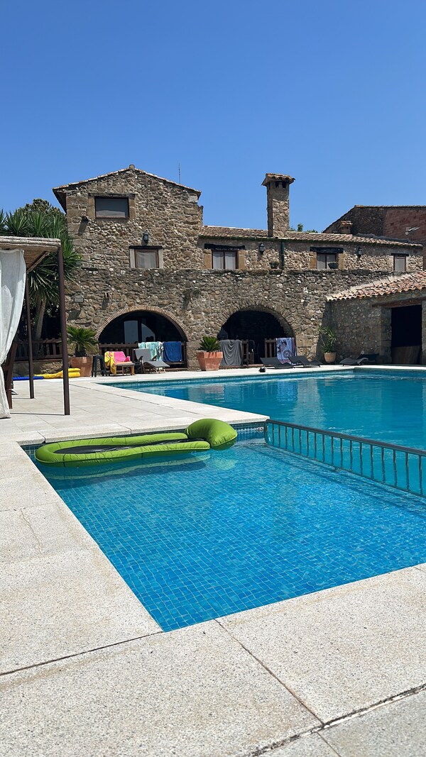 Mas Du Xvii Eme Siècle, 1000m2, Parking, Wifi, Swimming Pool, Outdoor Jacuzzi, 18 Pax - 피게레스