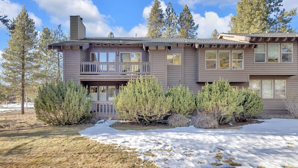Two Bedroom Condo Located In Heart Of Sunriver, Upper Story. Access To Pool - Sunriver, OR