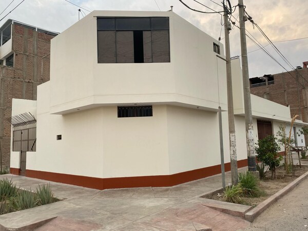 Casa Grande Con Ubicación Estratégica (Apta Para Mascotas) - Ica