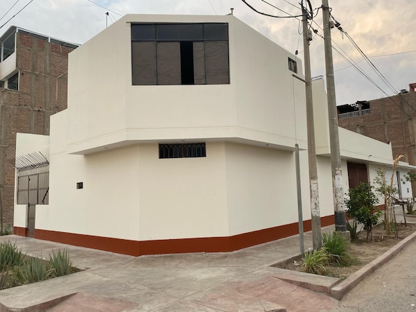 Casa Grande Con Ubicación Estratégica (Apta Para Mascotas) - Ica