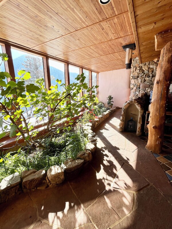Boulder's Only Earthship~handcrafted, Non-toxic, Indoor Gardens, Outdoor Hot Tub - Boulder, CO