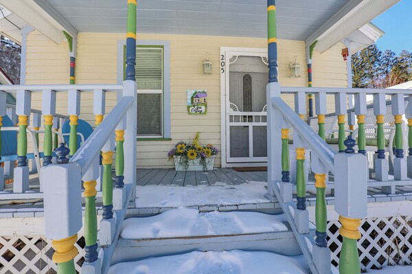 The Lilac Cottage Is A Charming 2-bedroom House In Cloudcroft With Fenced Yard! - Cloudcroft, NM