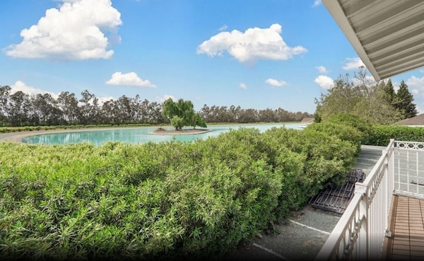 Escape To Our Lakeside Loft - Elk Grove, CA