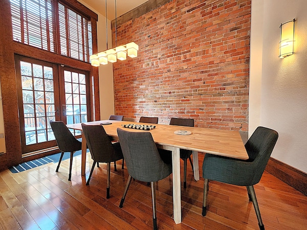 5 Bdr | Style,  Luxury & Comfort | Ideal Location - Fernie