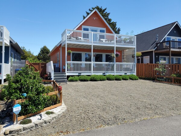 Sunkissed: 90 Seconds To Beach, Firepit + Privacy Fenced Yard, Gardens - Pacific Beach, WA