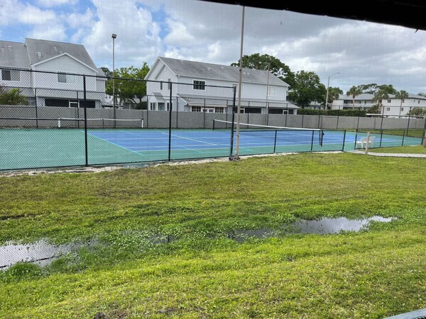 Charming Townhome Very Safe, Private,large,perfect Loc Next To Mall,eats, Beach! - Clearwater, FL