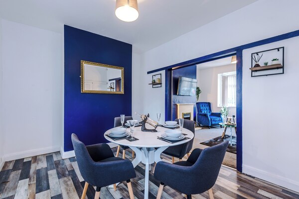 Gorgeous 2 Bed House, Sleeps 6, Pet-friendly, Free Parking - Huddersfield