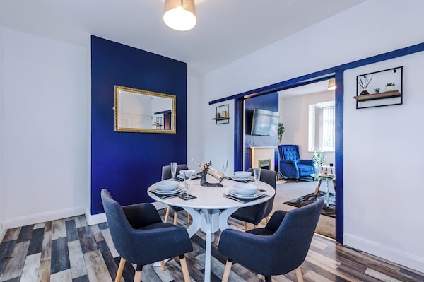Gorgeous 2 Bed House, Sleeps 6, Pet-friendly, Free Parking - Huddersfield