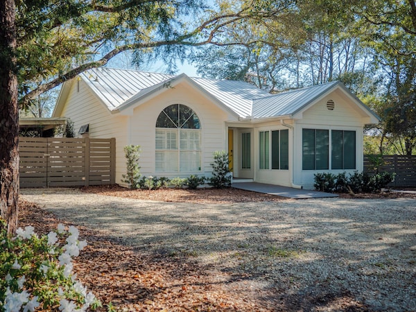 Charming Beach Cottage! Near Seaside With Easy Beach Access! Love Pets! - Seaside, FL